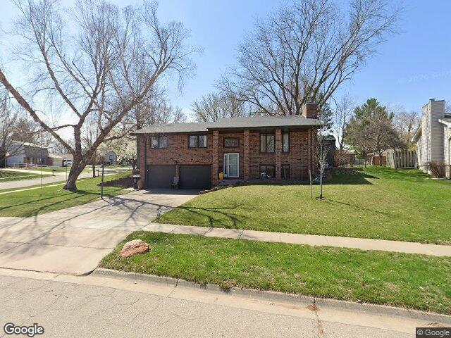 6225 Oakridge Dr, Lincoln, NE 68516
