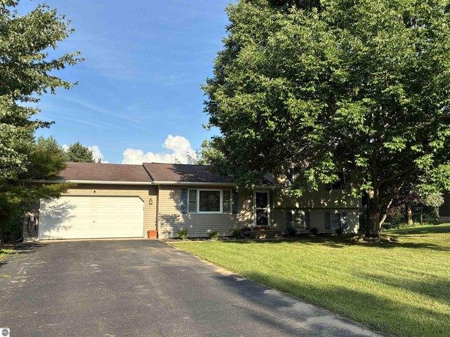 6228 Applewood Ln, Williamsburg, MI 49690