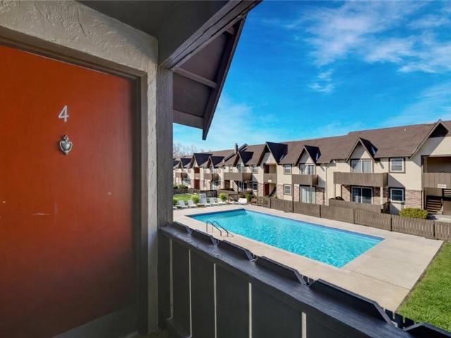 6228 Robinson St, Unit 4, Overland Park, KS 66202 | MLS #2598 | Compass