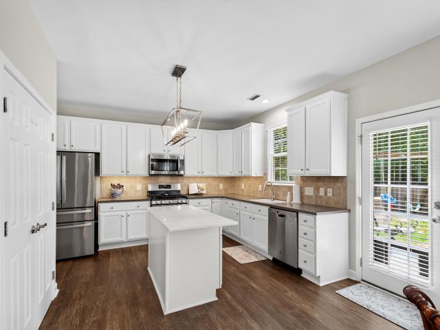 6220 Amber Bluffs Crescent