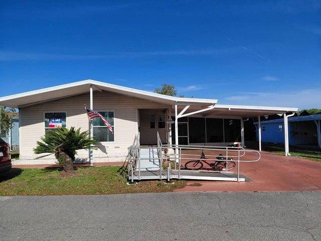 6220 Red Feather Dr, Zephyrhills, FL 33542