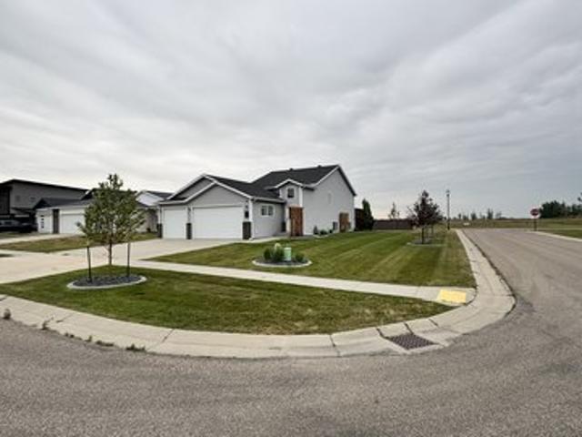622 6th St E, Horace, ND 58047