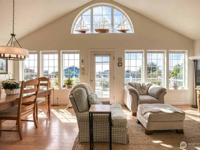 622 Ocean Shores Blvd SW, Ocean Shores, WA 98569