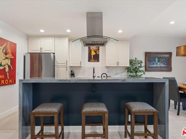 622 S Barrington Ave, Unit 206, Los Angeles, CA 90049 | MLS #25585 | Compass
