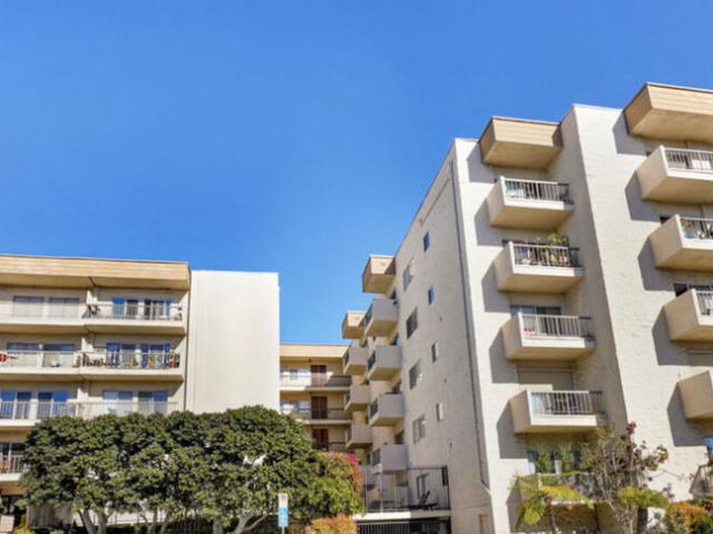622 S Barrington Avenue 304