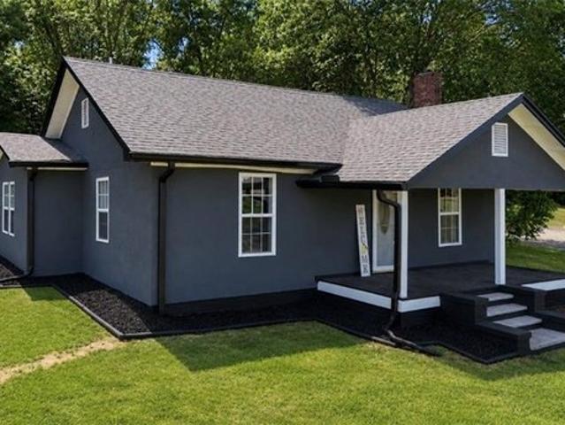 622 S Franklin Rd, Mount Airy, NC 27030