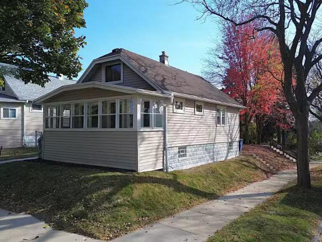 6235 W Dixon St, Milwaukee, WI 53214 MLS 1897803