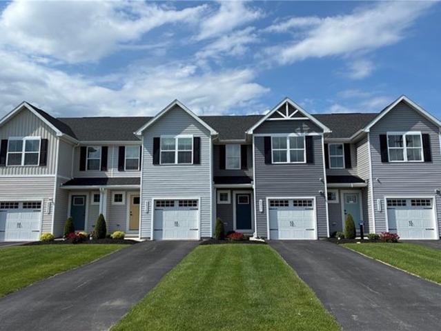 6233 Thornden Park Dr, Lockport, NY 14094