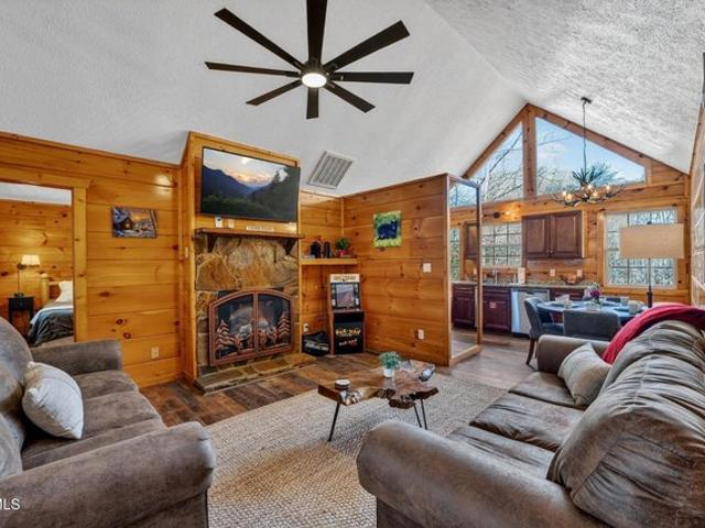 623 Country Oaks Dr, Pigeon Forge, TN 37863