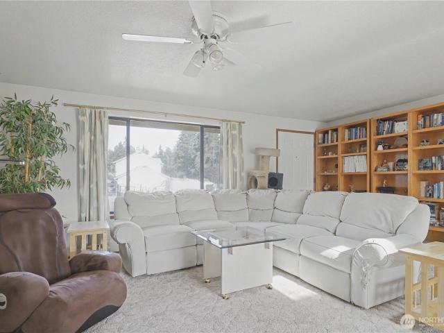 623 Hawks Glen Drive SE