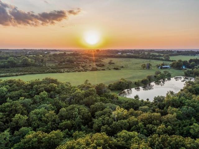 623 N 900th Rd, Lawrence, KS 66047