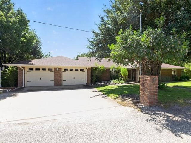 623 S Harbor Ct, Granbury, TX 76048