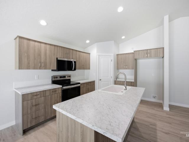 623 W Novak Dr