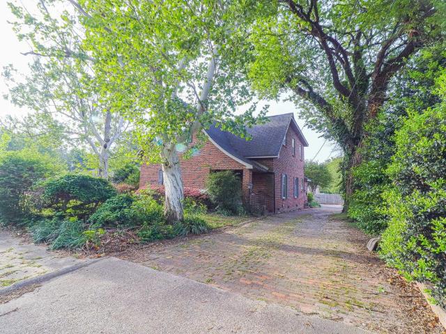 623 W Oak Avenue