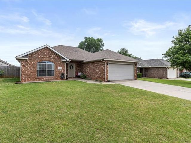 624 E Greenwood Ln, Mustang, OK 73064