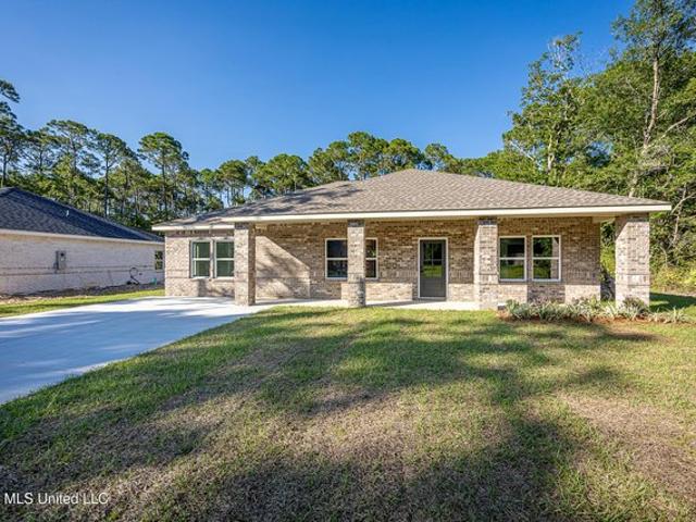 624 Oak St, Ocean Springs, MS 39564