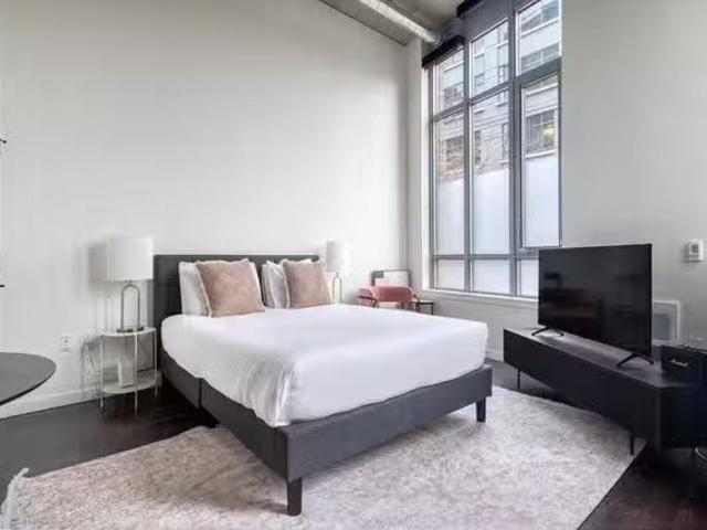 624 Yale Ave N, South Lake Union Studio 1 Bath