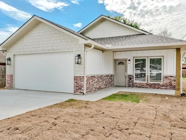 6250 Capitol St, Groves, TX 77619