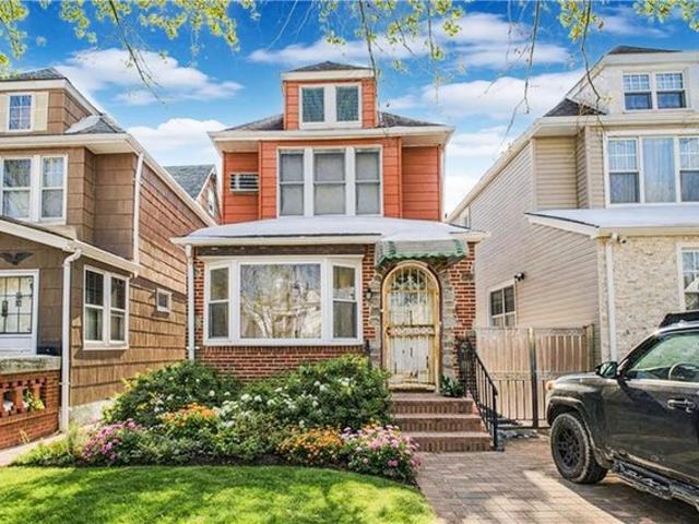 6252 80th Rd, Glendale, NY 11385