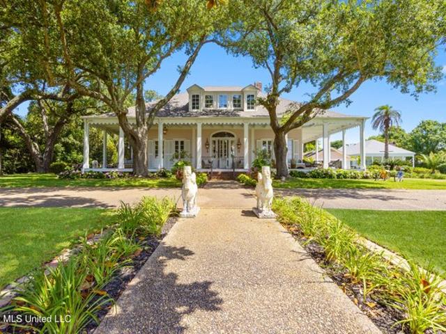 625 E Scenic Dr, Pass Christian, MS 39571