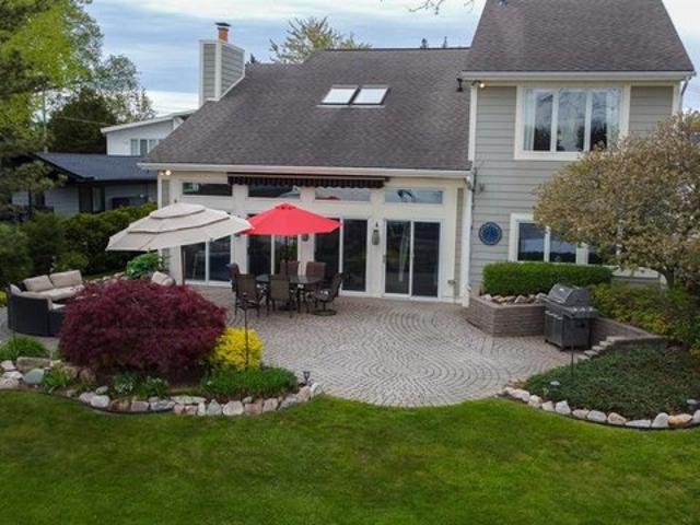 625 Island Dr, White Lake, MI 48386