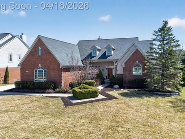 625 Southshore Dr, Oxford Township, MI 48371