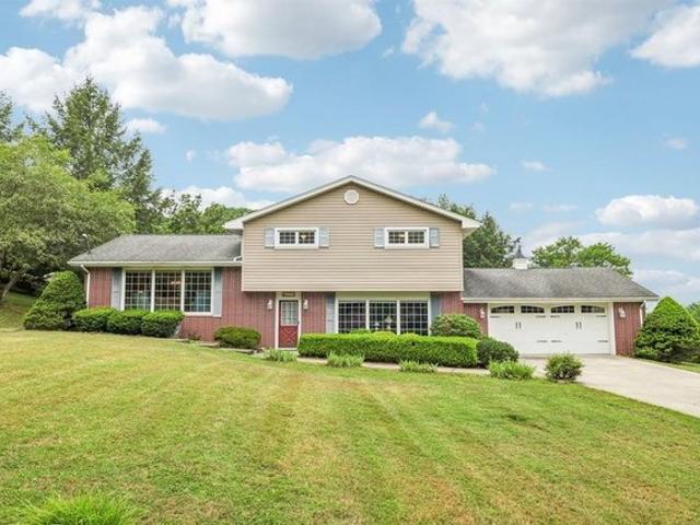 625 Palo Alto Dr, Ellwood City, PA 16117