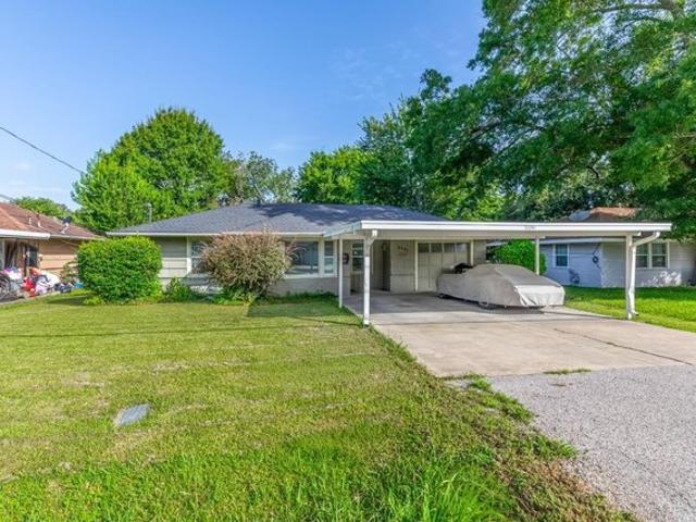 6261 Dave St, Groves, TX 77619