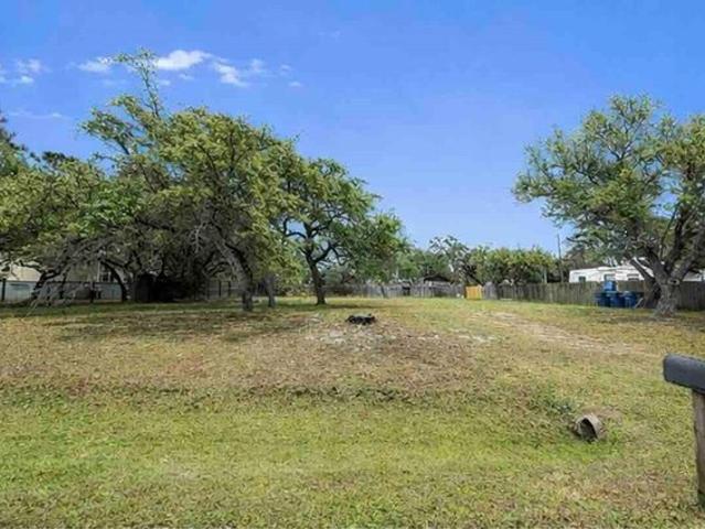 626 Pine Ave, Rockport, TX 78382