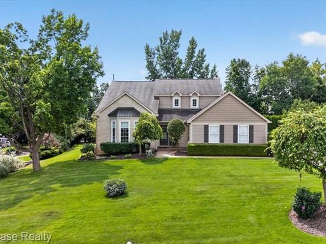 626 River Oaks Dr, Milford, MI 48381