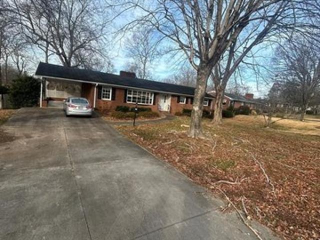 626 Willowbrook Ln, Winston Salem, NC 27104