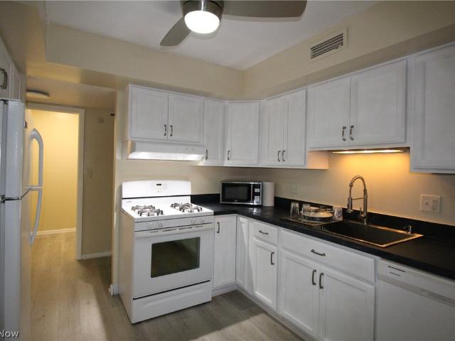 6270 Greenwood 302