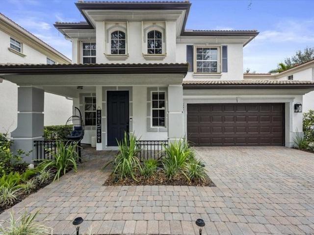 627 Castle Dr, Palm Beach Gardens, FL 33410