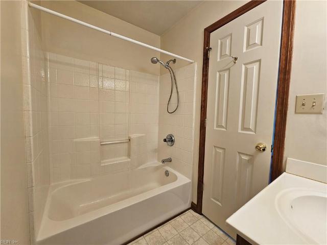 627 Creekside CT
