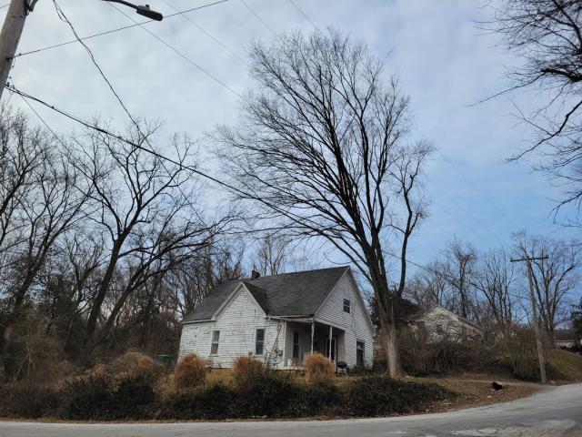 627 E High Street S