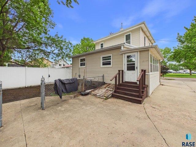 627 S 6th Ave, Sioux Falls, SD 57104