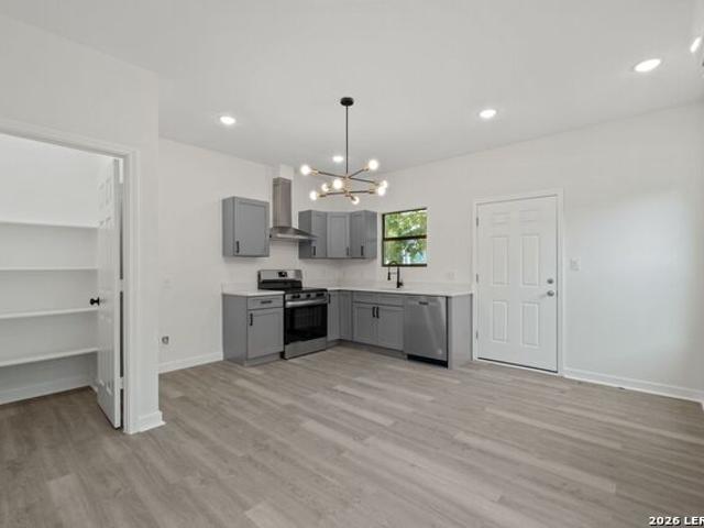 627 S Olive St, Unit 202