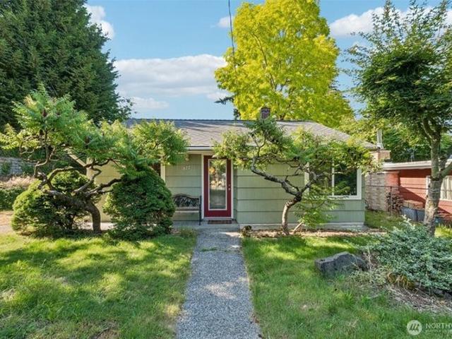 627 SW 106th St, Seattle, WA 98146