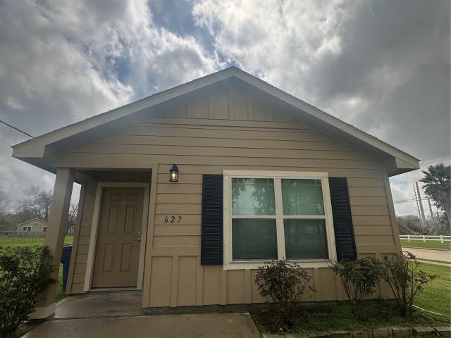627 W Live Oak St, Angleton, TX 77515 | MLS #60926 | Compass