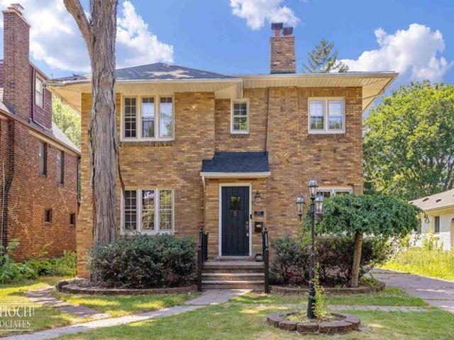 627 Washington Rd, Grosse Pointe, MI 48230