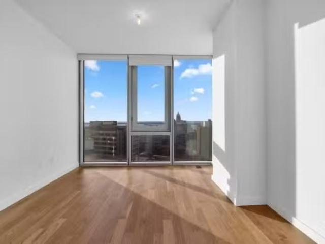 62811091 430 Albee Sq