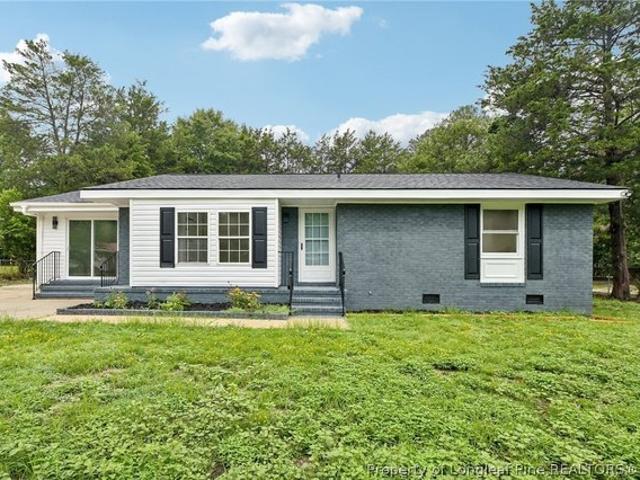 628 Goodyear Dr, Spring Lake, NC 28390