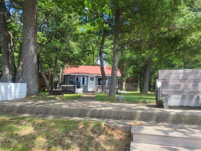6299 Woodland Dr, Oscoda, MI 48750