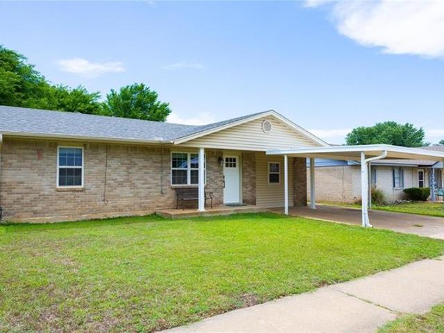629 S Highland Dr, Mustang, OK 73064