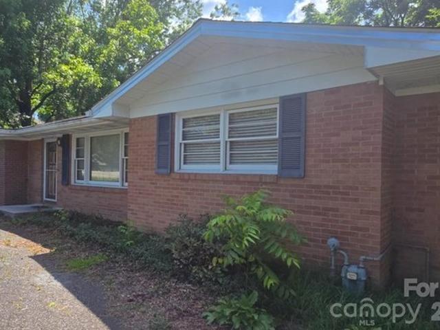 629 Willow Rd, Hendersonville, NC 28739