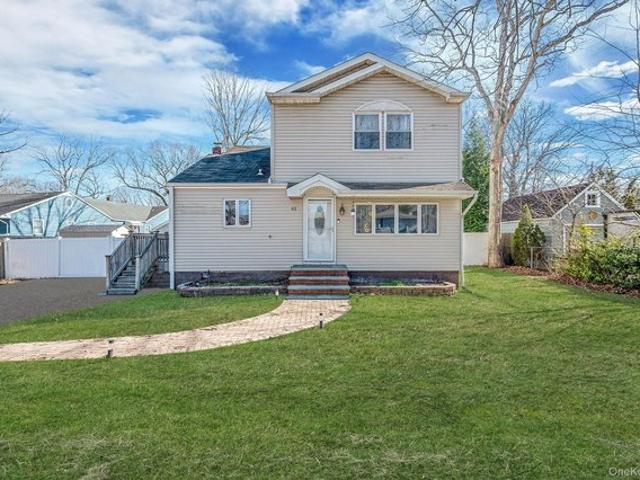62 9th St, Ronkonkoma, NY 11779