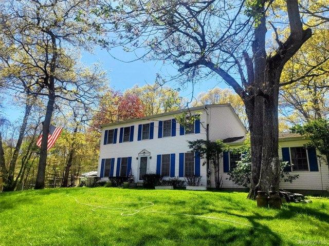 62 W Bartlett Rd, Middle Island, NY 11953