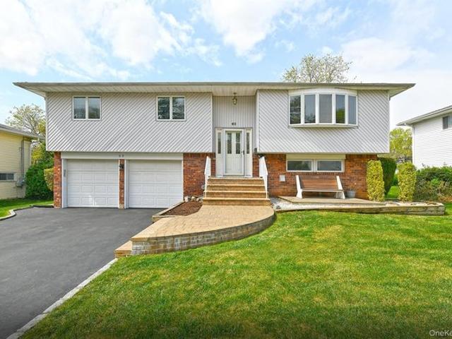 62 Beaumont Dr, Plainview, NY 11803