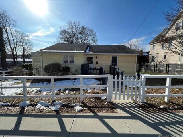 62 Connecticut Ave, New London, CT 06320