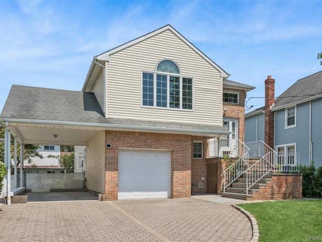 62 Crosby Ave, Albertson, NY 11507
